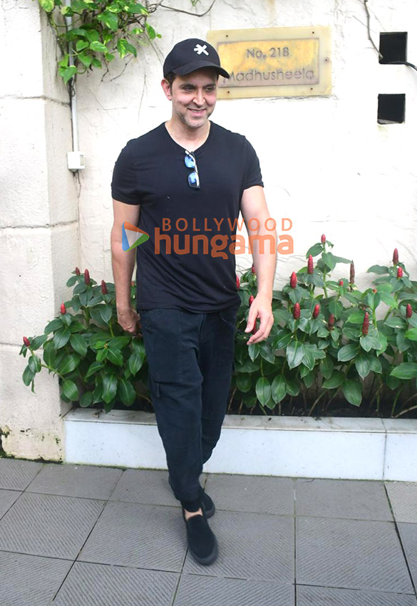 Photos Hrithik Roshan spotted outside dental clinic in Bandra (1 ...
