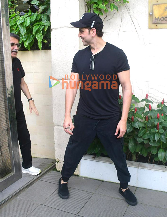 Photos Hrithik Roshan spotted outside dental clinic in Bandra (1 ...