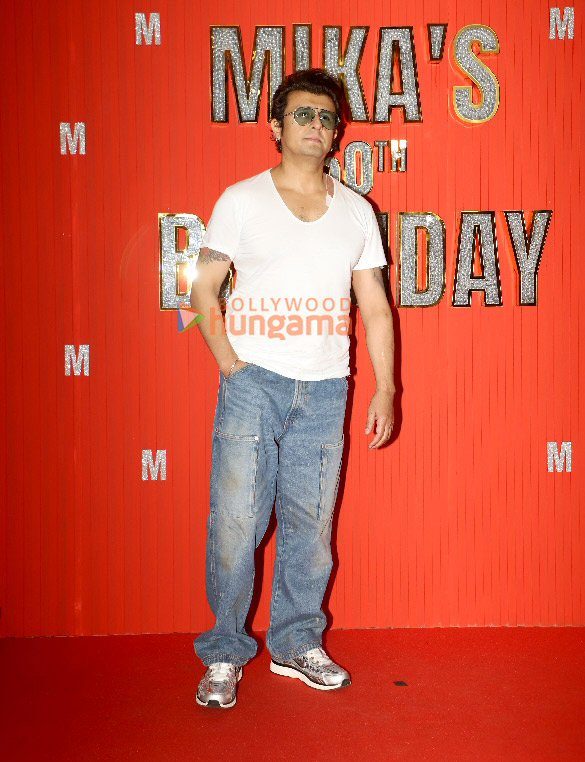 Photos Hema Malini, Anupam Kher, Sonu Nigam, Iulia Vantur and others ...