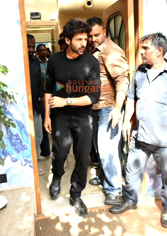 Photos Kartik Aaryan snapped outside a restaurant in Bandra (3 ...